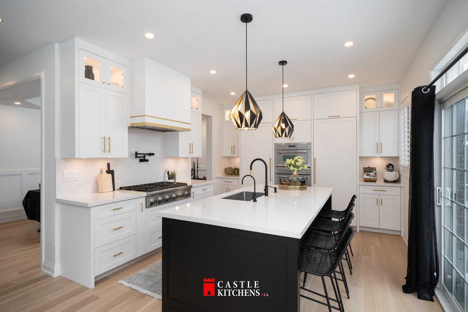 Best Kitchen Islands With Seating In Toronto - Castle Kitchens Canada